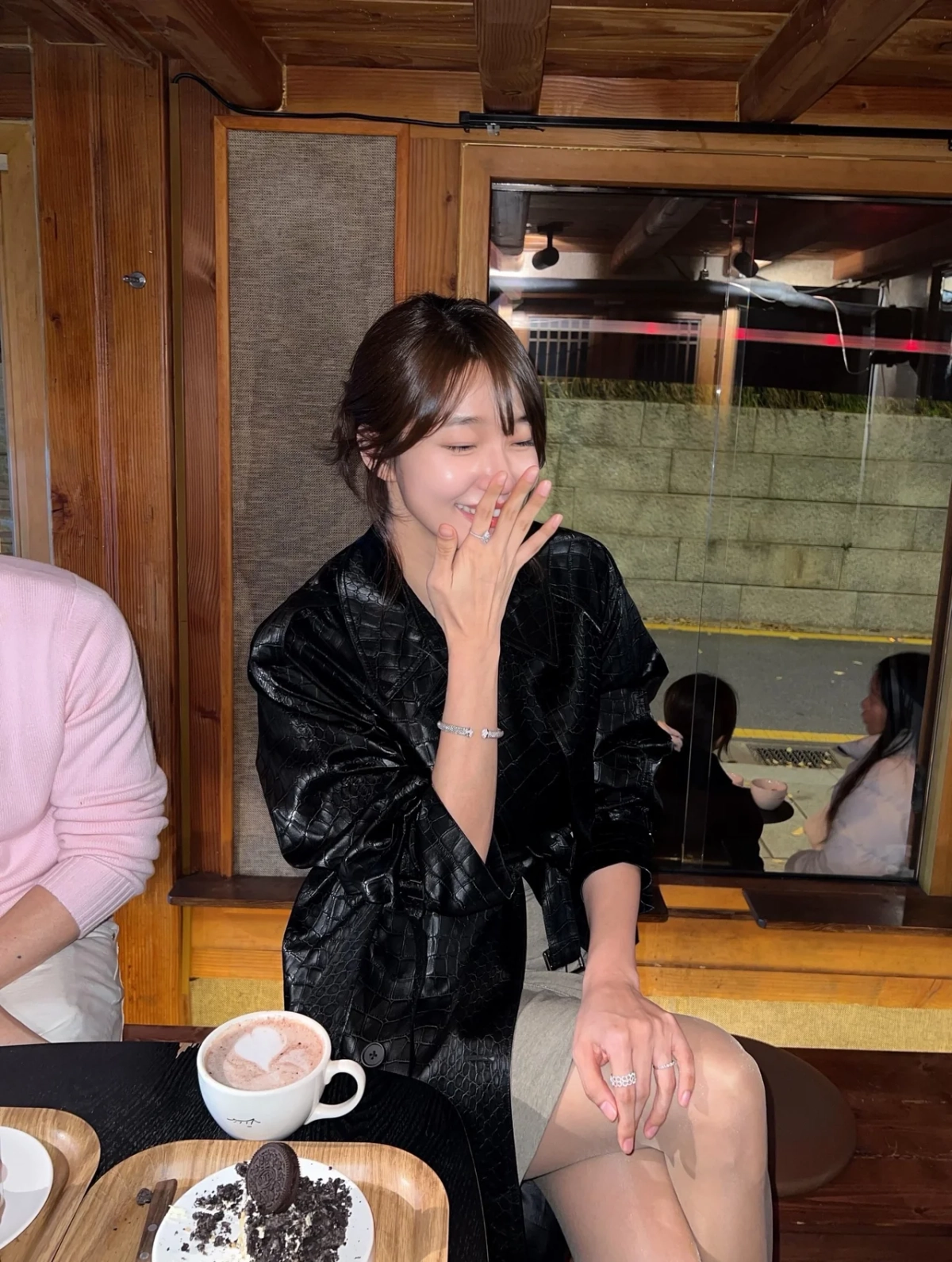 Otto Mom Shines in a ‘Black Texture Coat’ at the Cafe… The Essence of ...