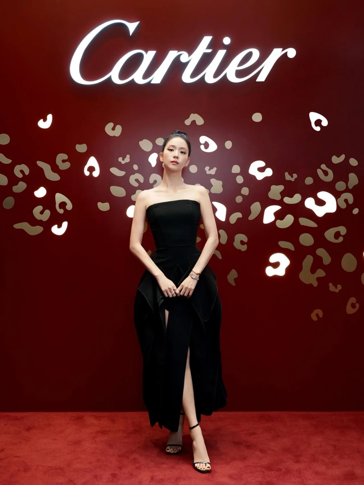 Jisoo of BLACKPINK Under Red Lights, With Angular Shoulders, Updo Hair ...