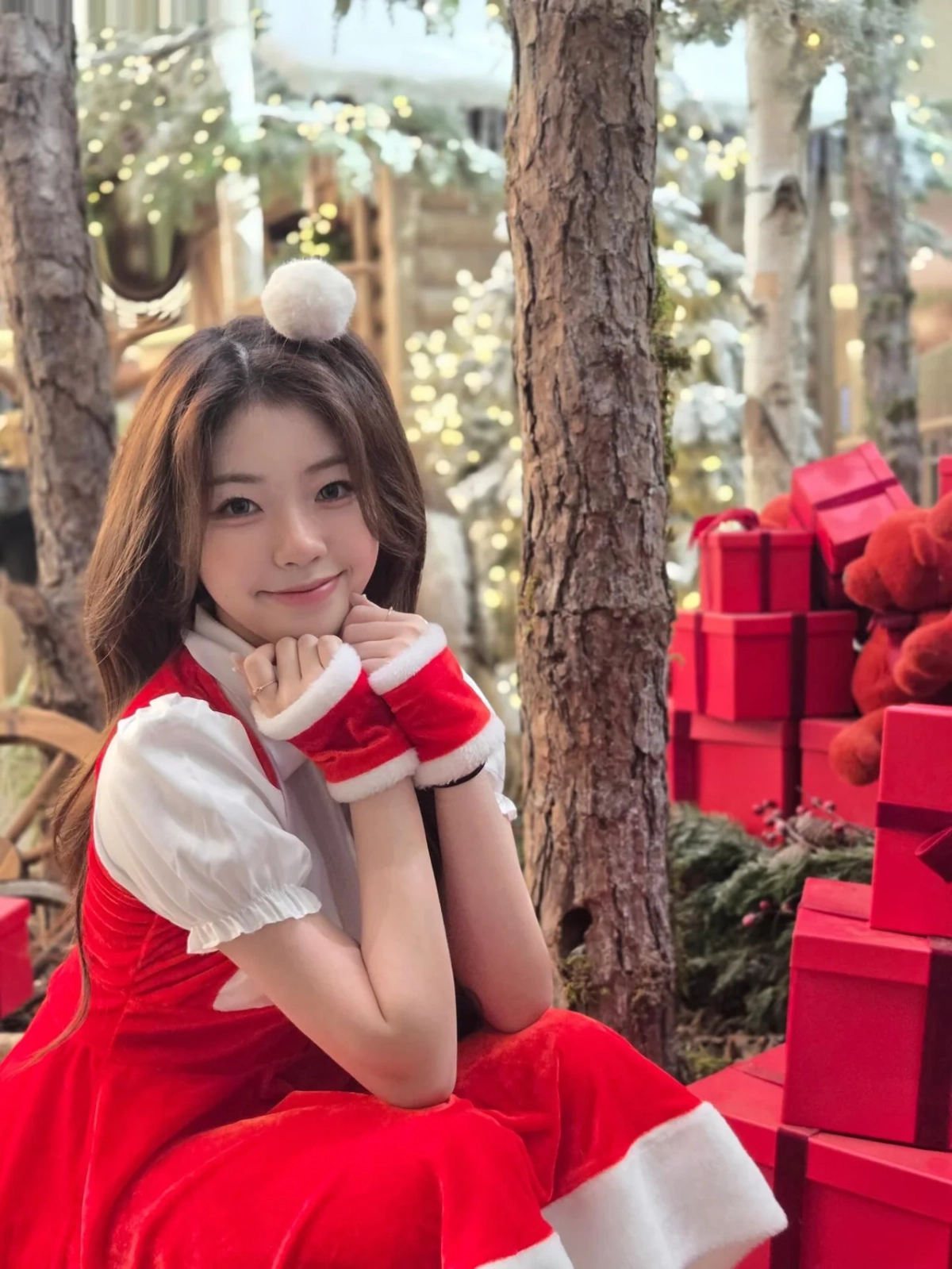 유니스 오윤아, 윈터 팝 비주얼... 화이트-레드 대비가 완성한 입체적인 홀리데이 실루엣