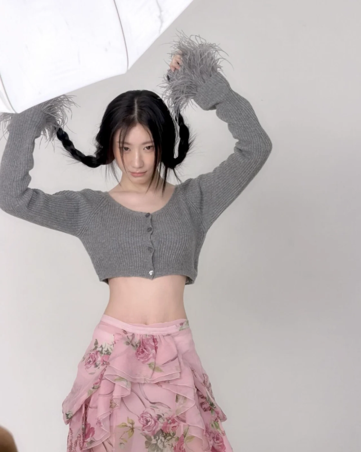 Variations of Rose Print and Feathers, ITZY's Chaeryeong Presents the ...