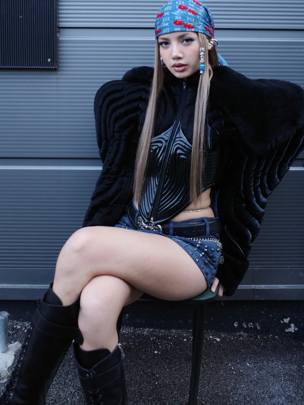 The Pinnacle of 'Rebellious Elegance': Lisa's Reinterpretation of the ...