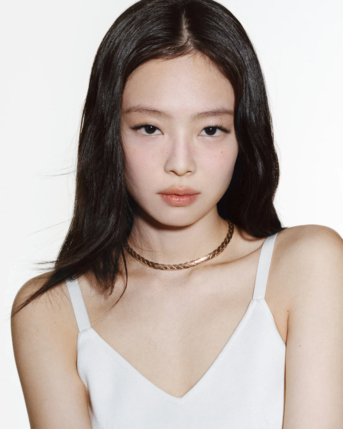 "Find Me~"... Jennie Becomes the Tagger for Chanel, Elegant Chase with ...