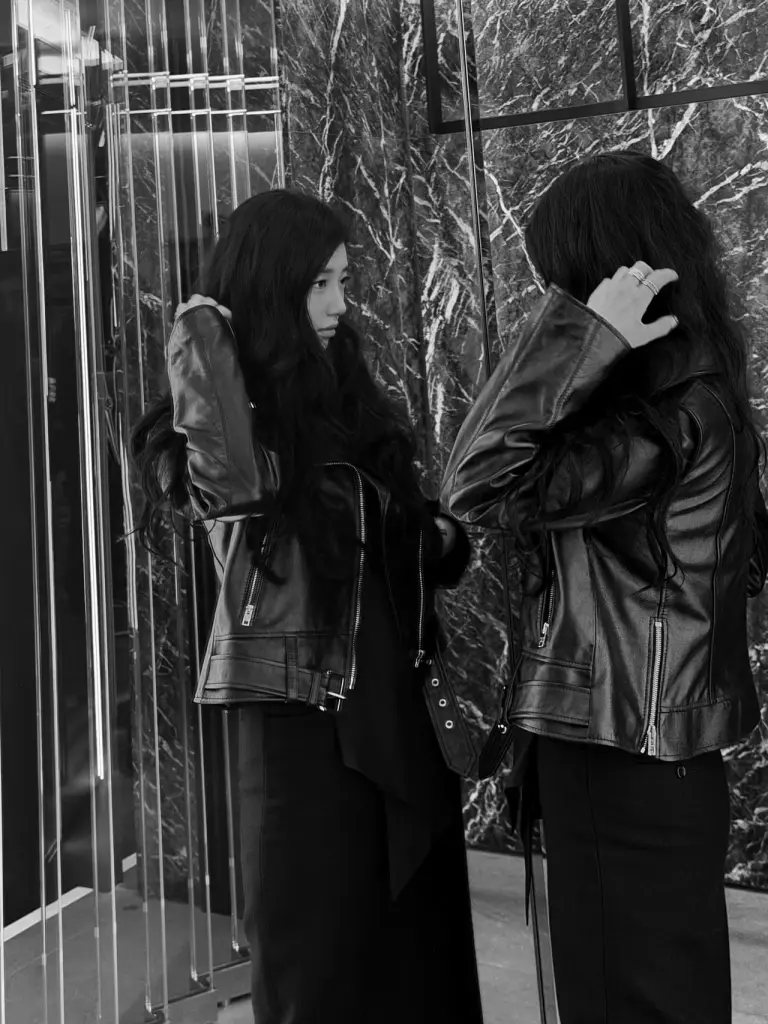 Putting Down Innocence and Wearing Chic... Suzy Completes Noir Aura ...