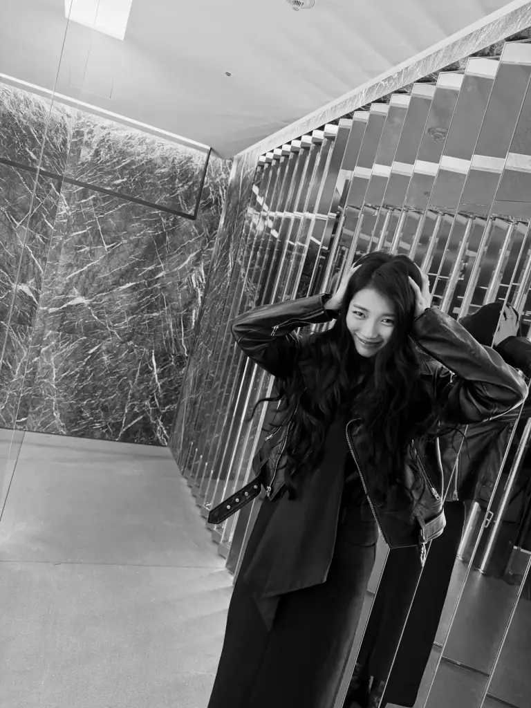 Putting Down Innocence and Wearing Chic... Suzy Completes Noir Aura ...