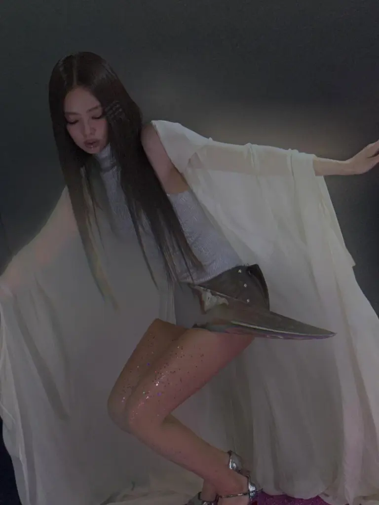 Jennie's 'Boundaryless' Styling: A Variation of Textures Between Daily ...