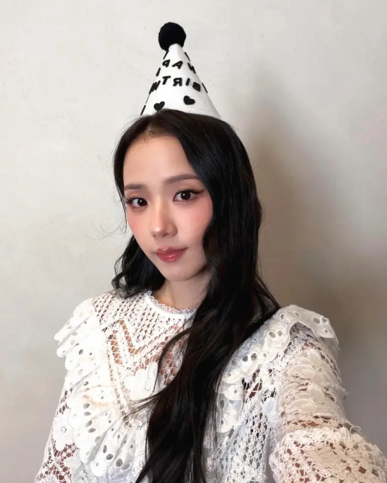 BLACKPINK Jisoo, the 'Real-Life Princess' Visual Opening the Door to ...